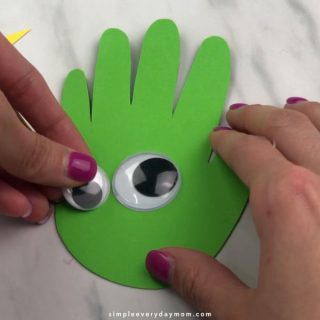 Make This Easy Alien Handprint Card From Toy Story 4